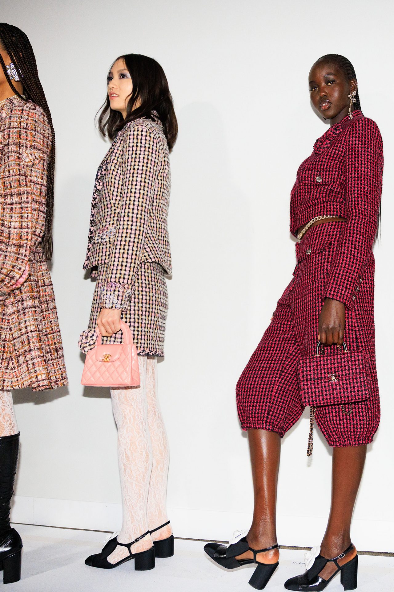 カメリアと小松菜奈が魅せるロマン。シャネル 2023/24年秋冬 プレタポルテ コレクション | News | The Fashion Post